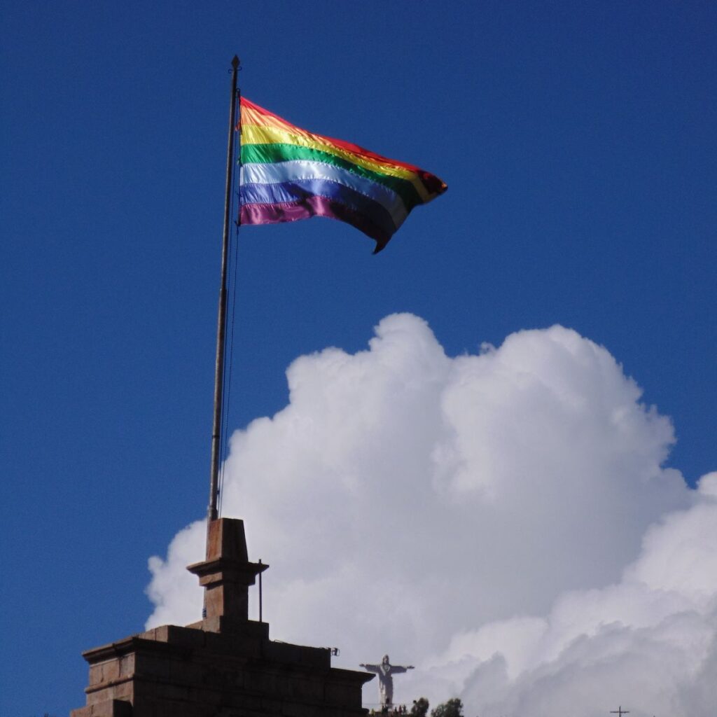 bandera del cusco significado y orgullo de una ciudad ancestral - 2026