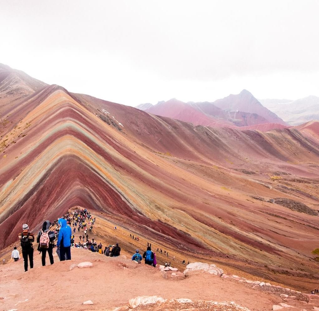 Machu Picchu com montanha colorida e vale sagrado
